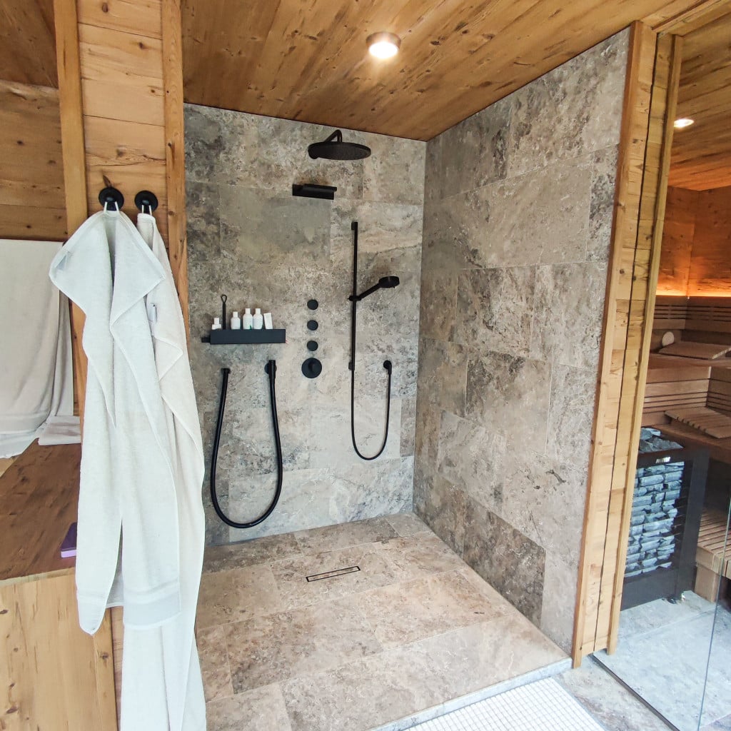 Gartensauna mit Dusche